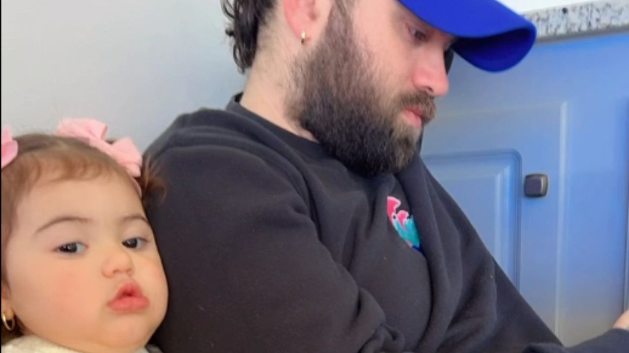 Little girl fiercely claims her dad during barber visit