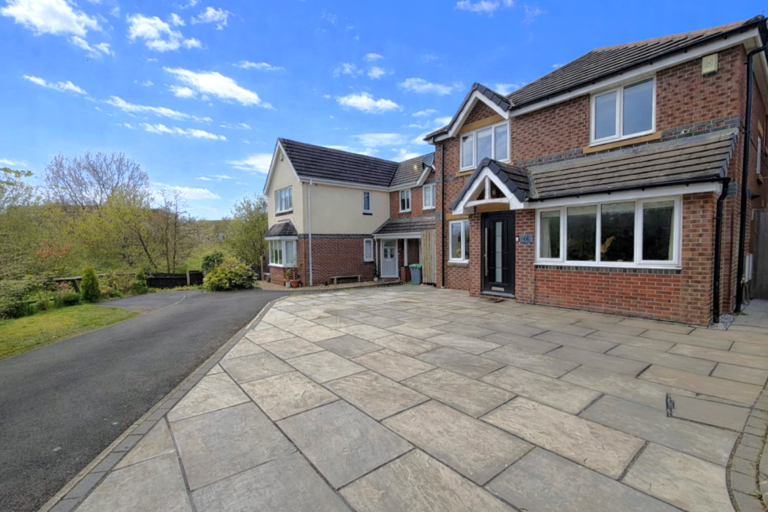 I tour a beautifully refurbished family home with golf course views in ...