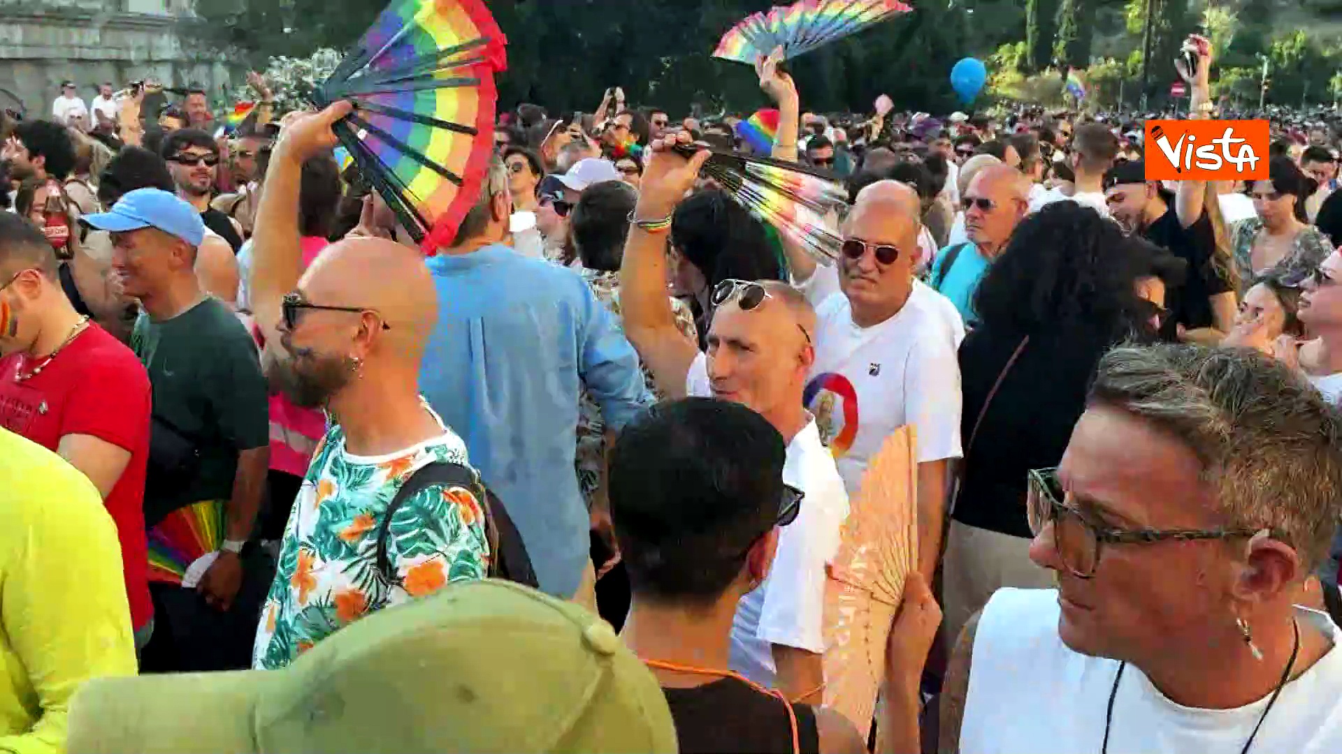 Roma Pride, la danza in strada con i ventagli arcobaleno all'ombra del ...