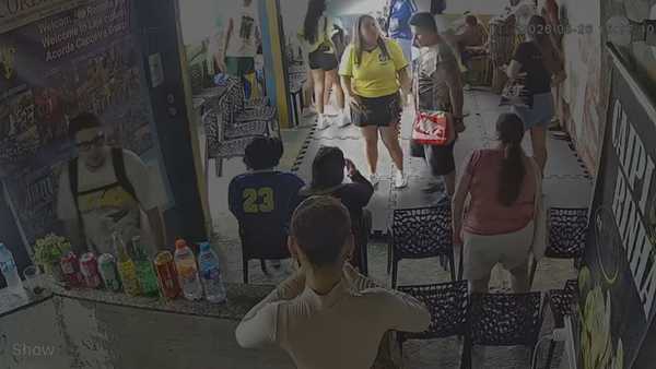 Polícia indicia colombiana que ofereceu banana a capoeirista na Rocinha