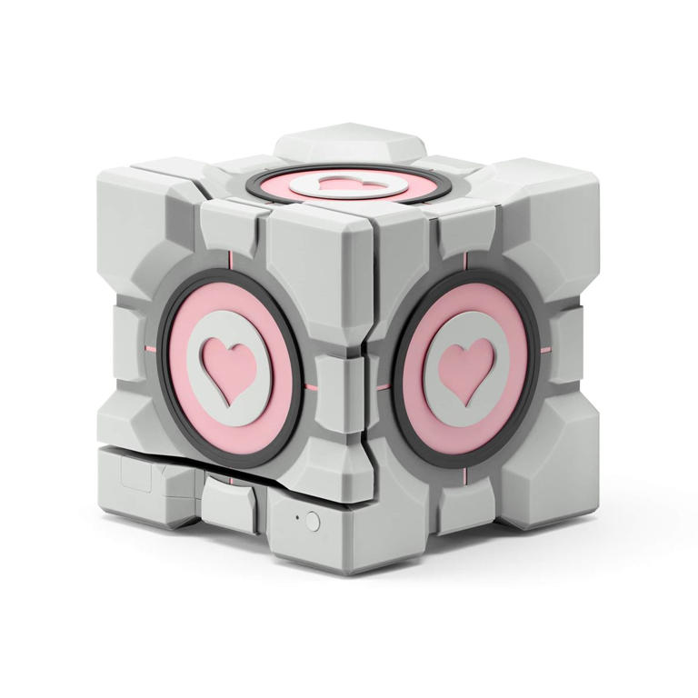Steam Machine Companion Cube PC case cover appears