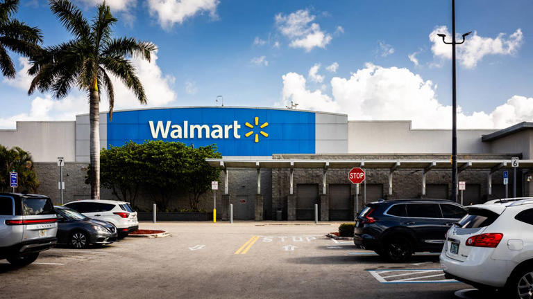 Walmart is selling a $1,447 7-piece patio set for 32% off during its ...