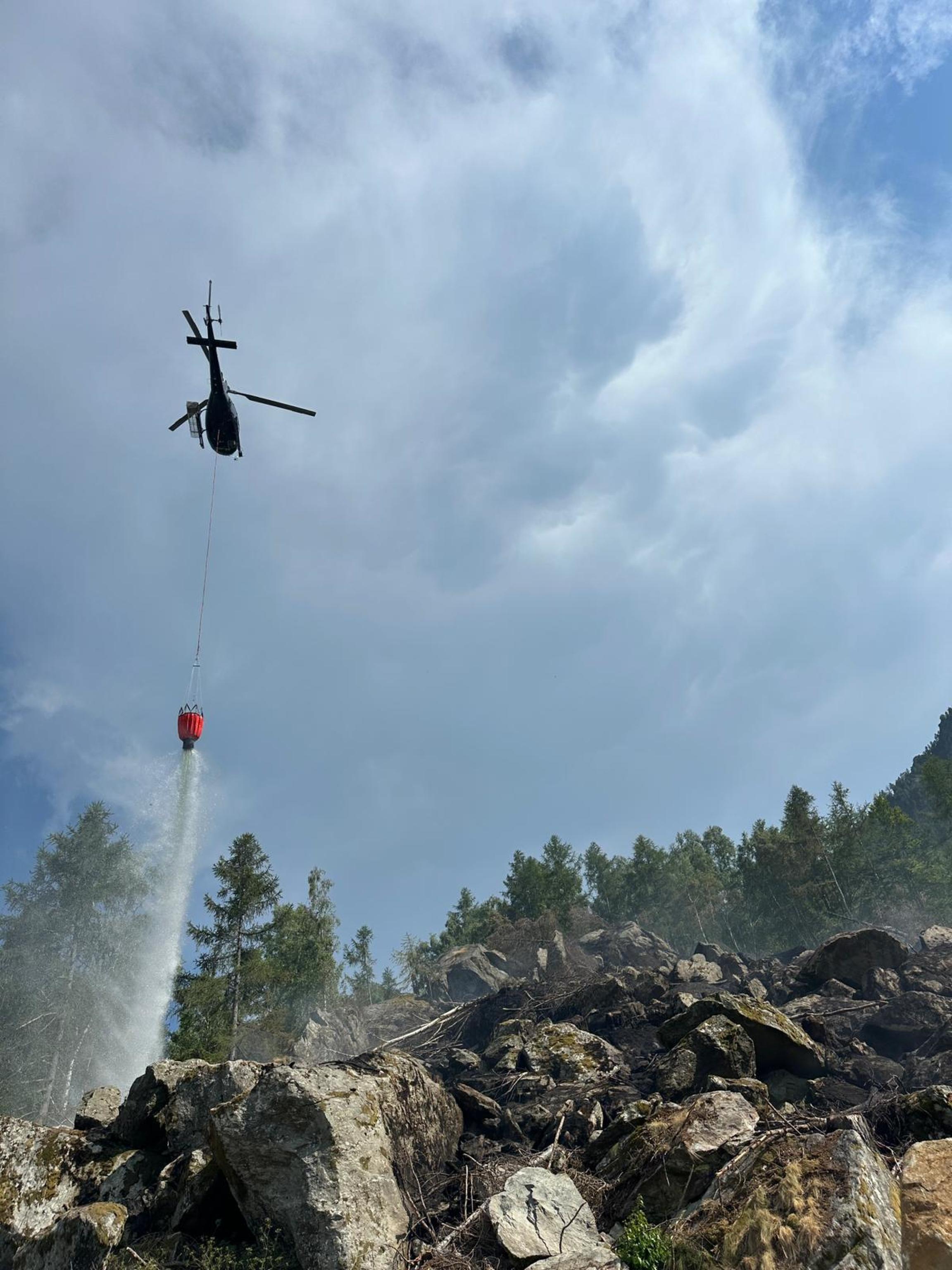 Sotto controllo l'incendio divampato in un bosco sopra a Hône