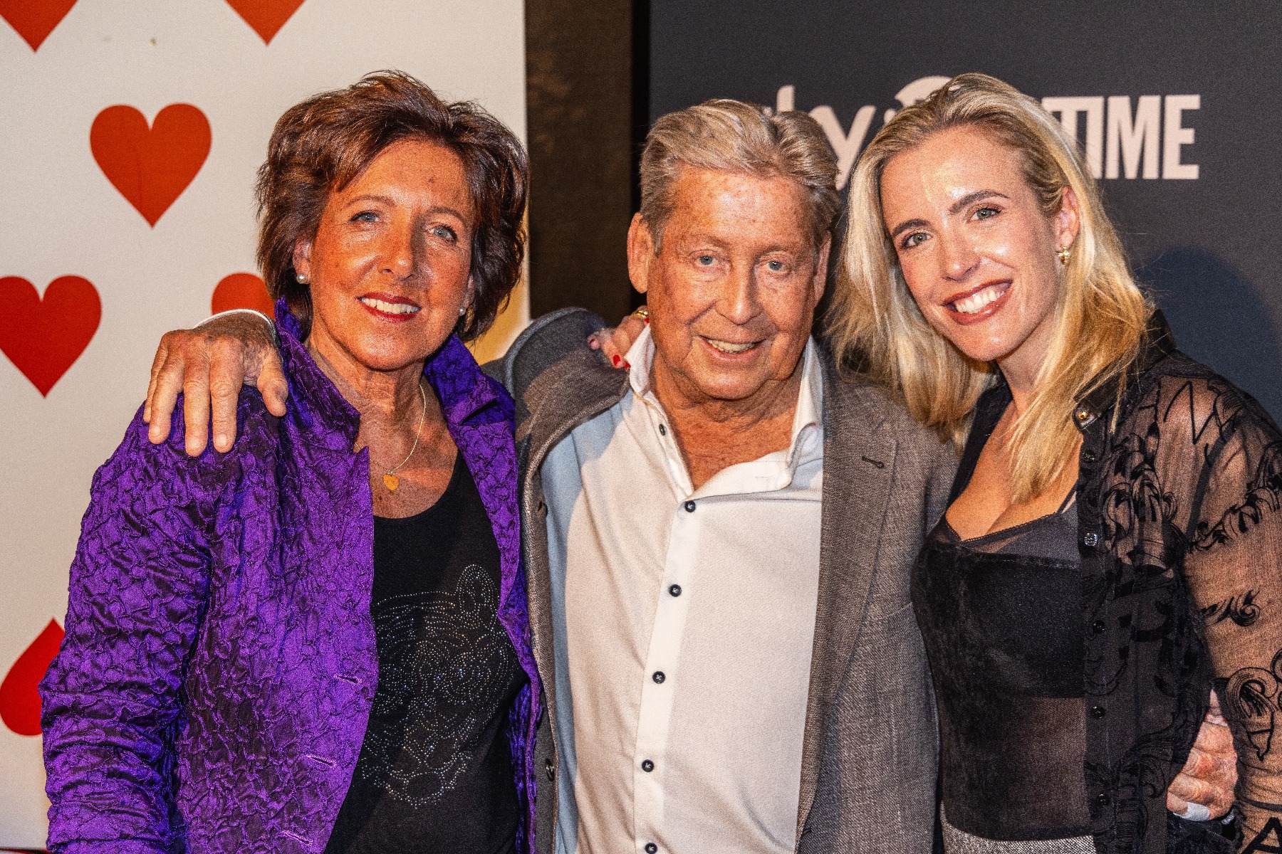 Hans Kazàn geëmotioneerd bij bruiloft dochter Lara: 'Dan zit ik echt te ...