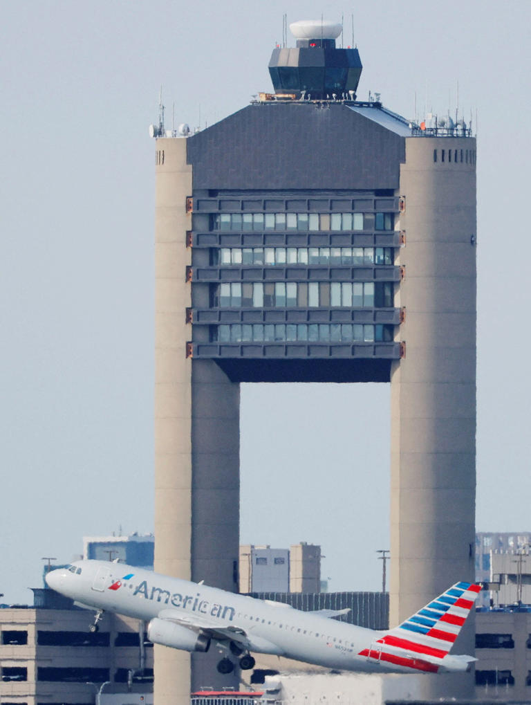 Delta flight aborts landing after warning about another plane