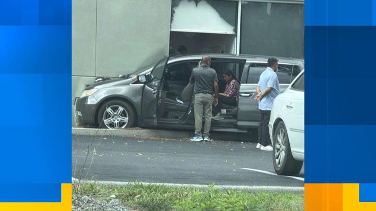 Car crashes into real estate building, Knoxville police say