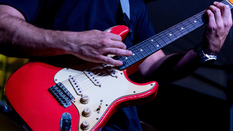 What is the lifespan of an electric guitar?