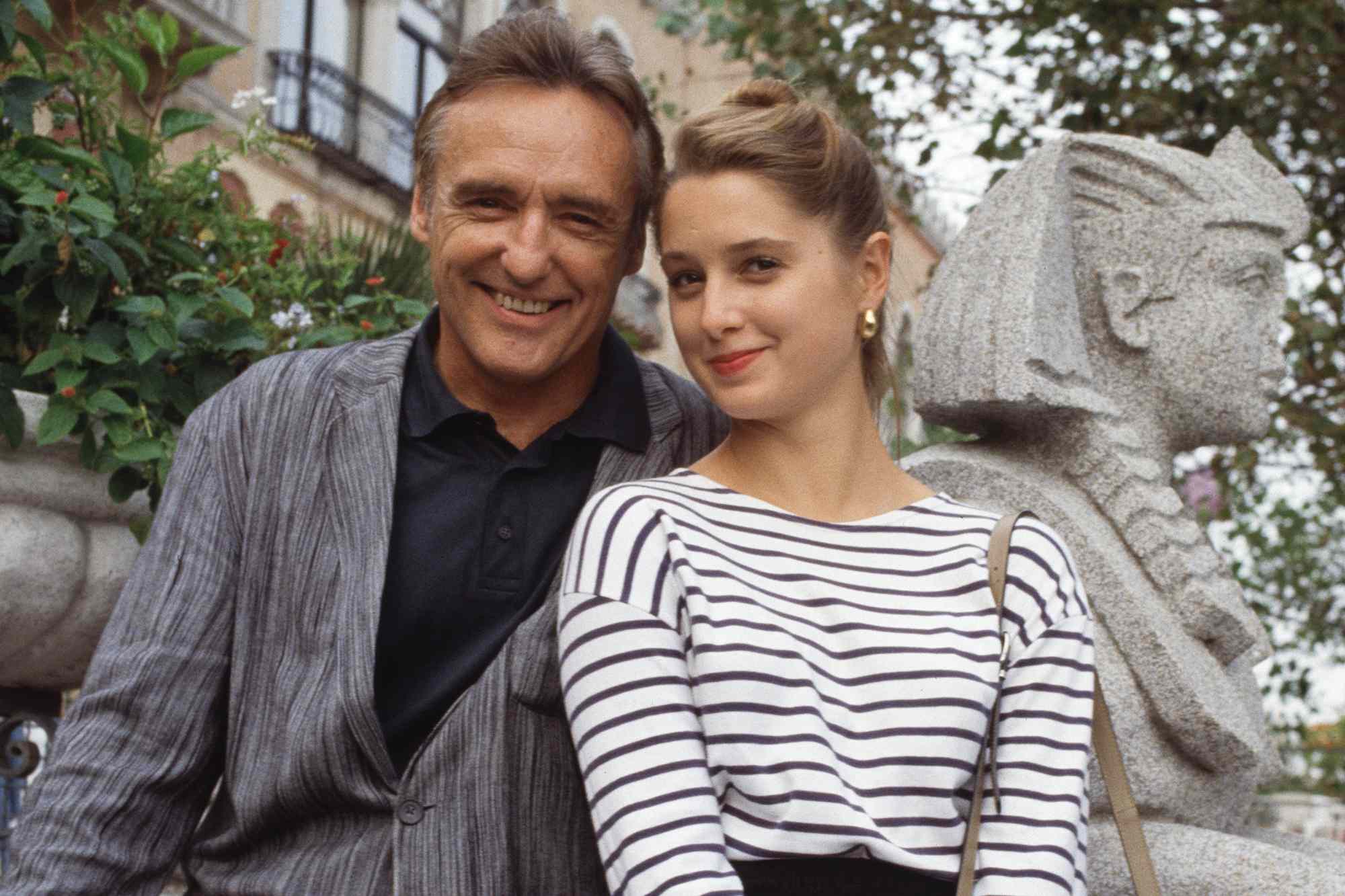 Katherine LaNasa details ex Dennis Hopper's role in her transition from ...