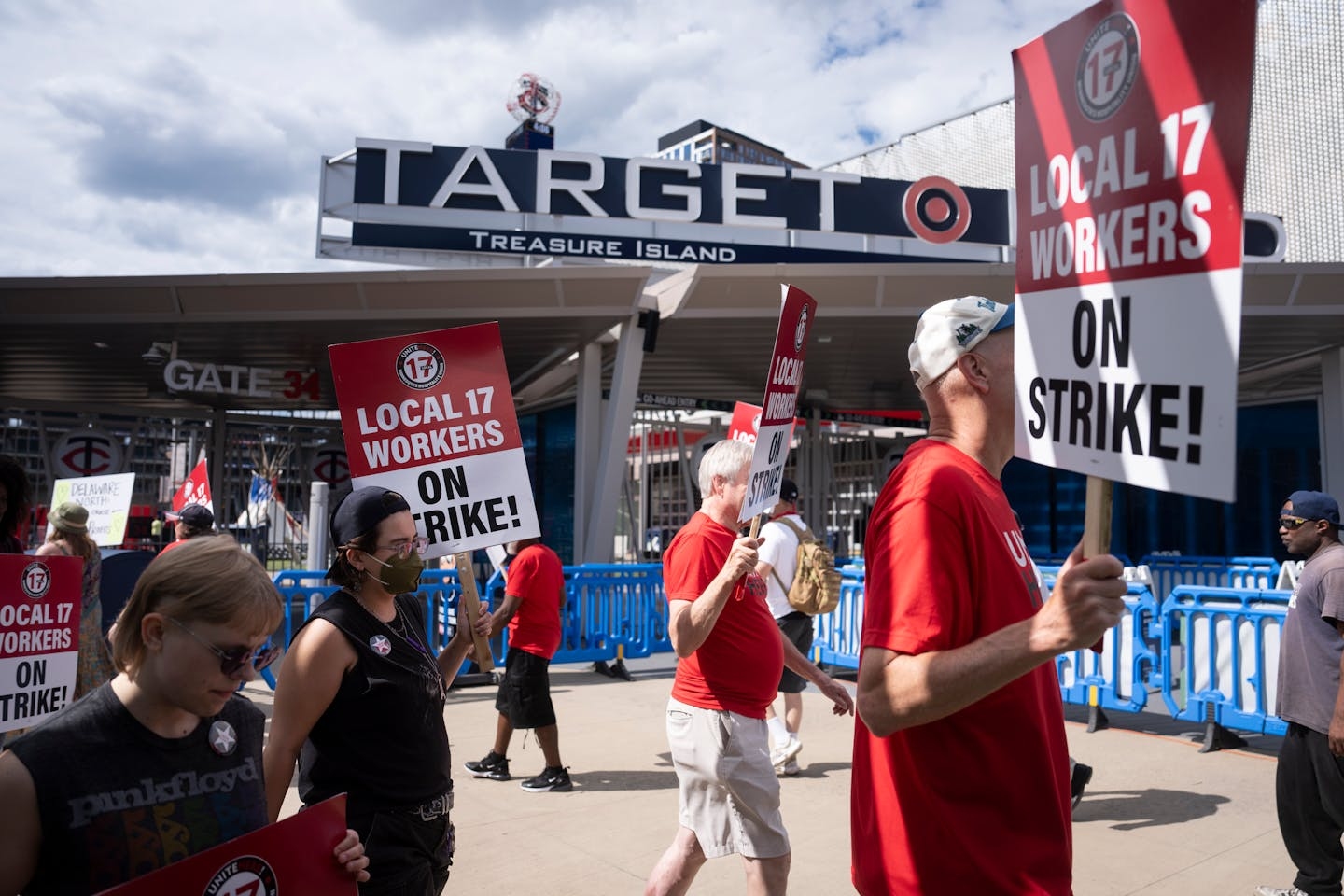 Workers picket at Target Field ahead of Twins-Dodgers game