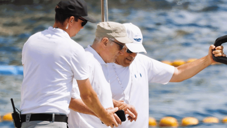 Robert De Niro, 82, needs a helping hand while vacationing on the ...