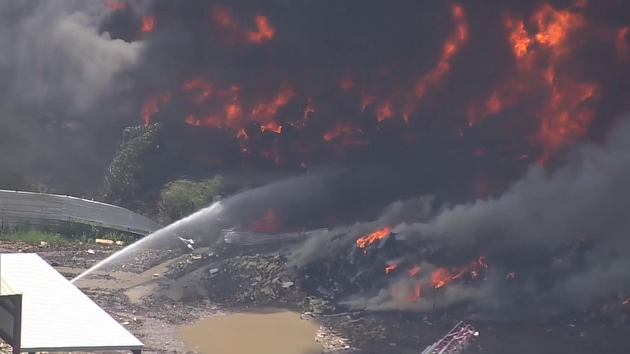 RAW: Fire burning in southeast Houston near Kellogg, Manchester