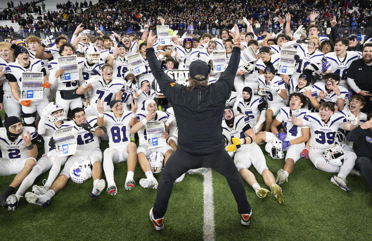Vote now for The News Tribune's 2025-26 high school boys team coach of ...