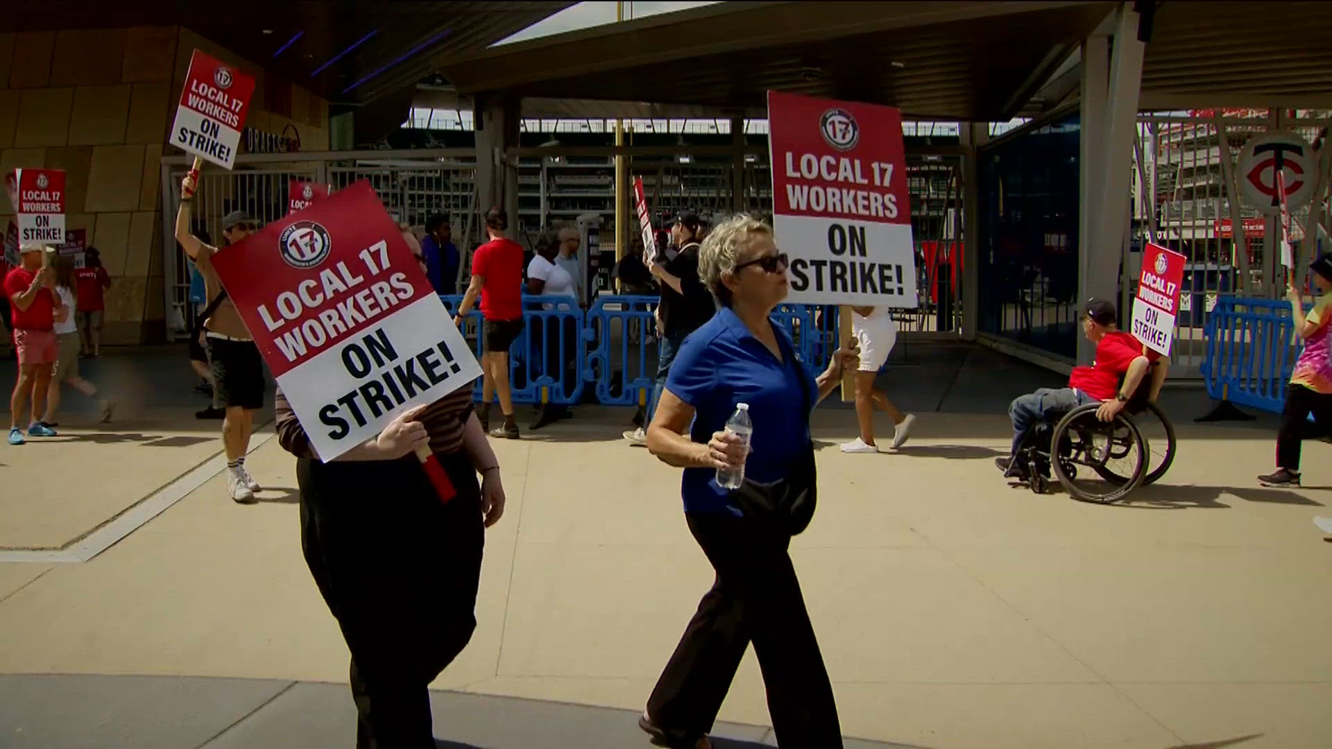Target Field concession workers on strike during Monday night's Twins ...