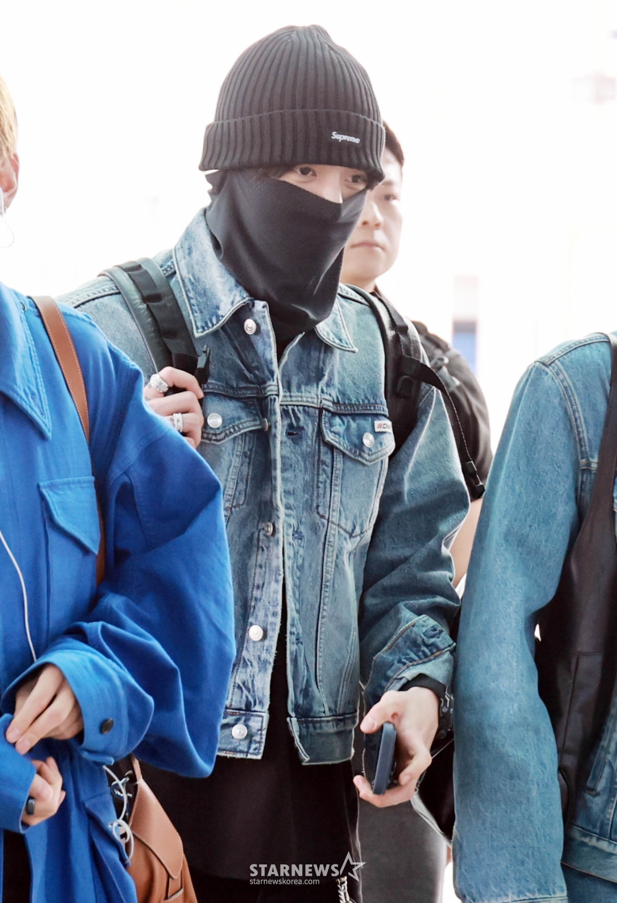 BTS 정국 애착 마스크 쓰고 출국 [★포토]