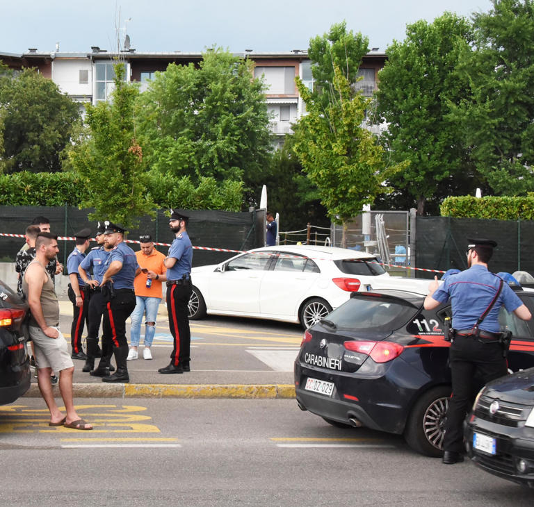 Gli spari fuori dalla piscina. Commando con kalashnikov. Nel mirino ...