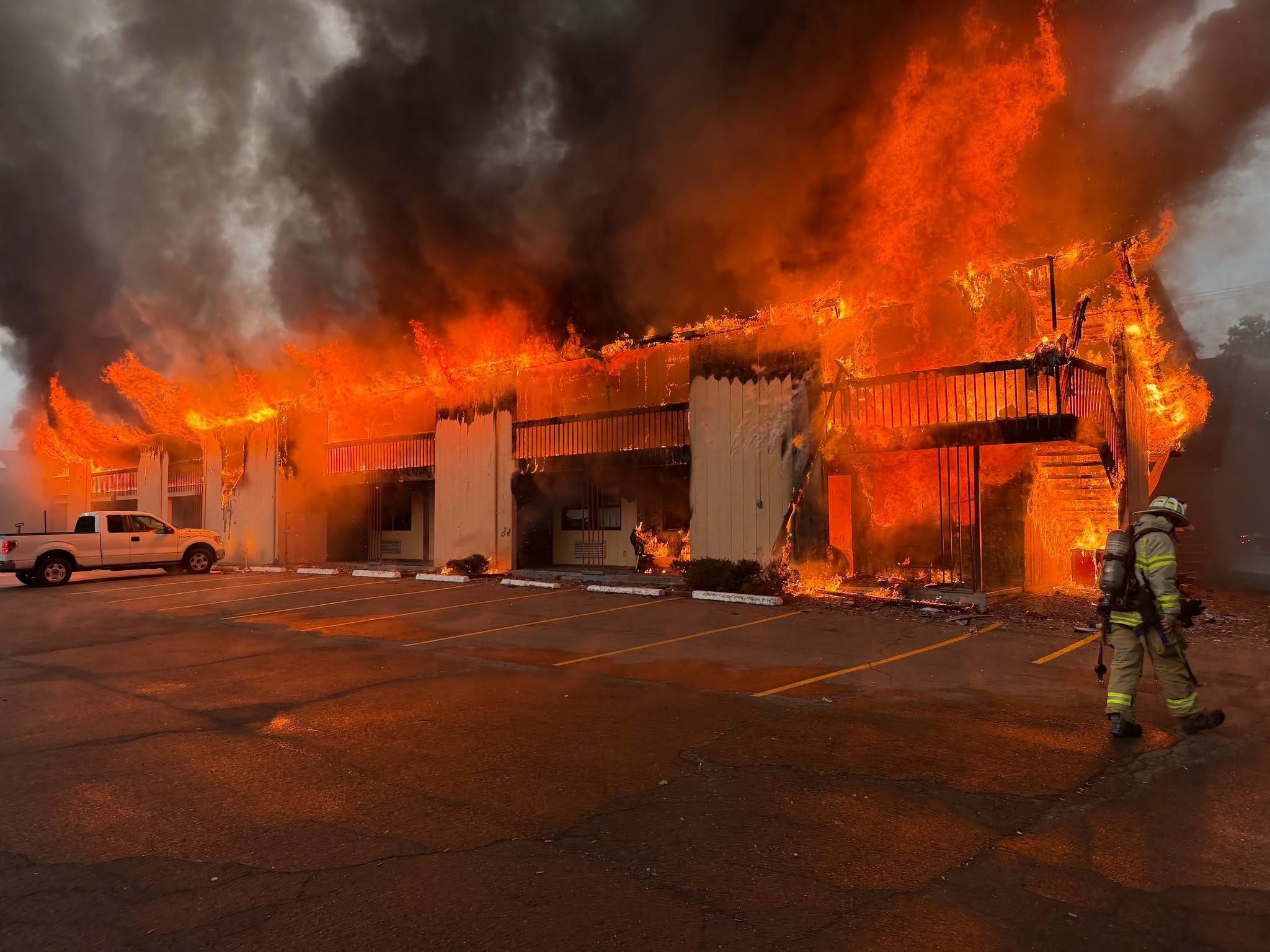 6 dead, more than 70 displaced in massive New York motel fire