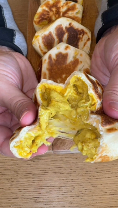Pain à pizza farci au poulet, curry et mozzarella (recette facile)