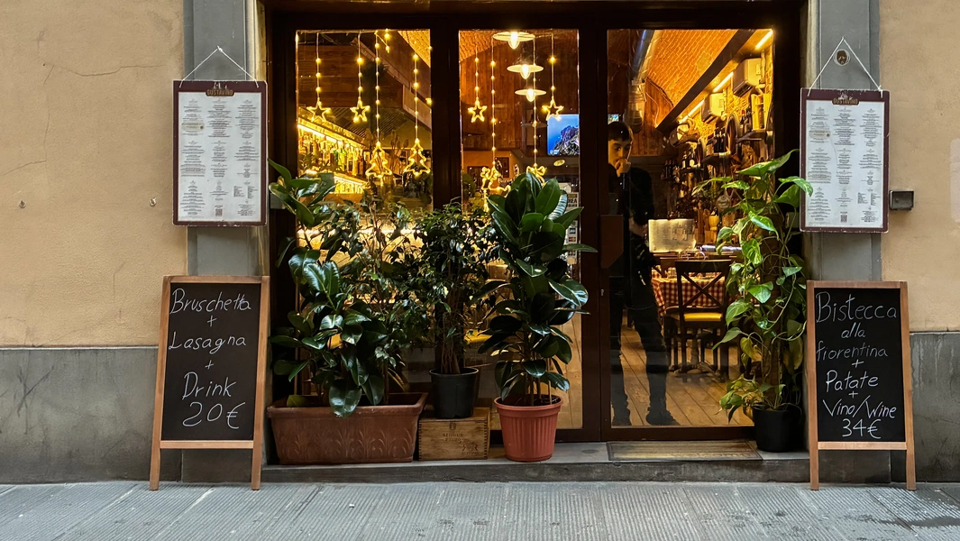 Italian dining venues and culinary traditions