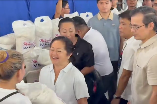 First Lady Liza Marcos leads rice distribution in Manila