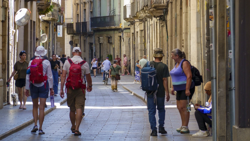 Walking tours vs. bus tours: Key differences