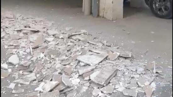 Plaster falls from Greater Noida housing society, residents raise ...