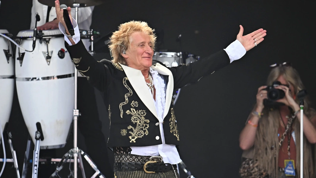 Rod Stewart shares family photo days after onstage health scare