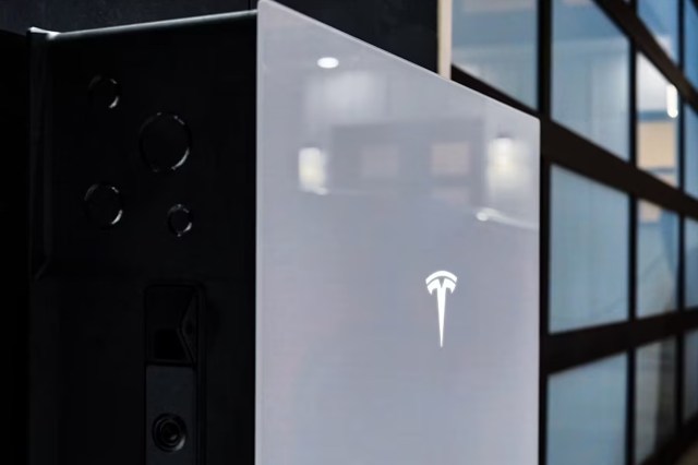 Tesla Powerwall 3s keep draining, recharging, and starting over for 4 ...