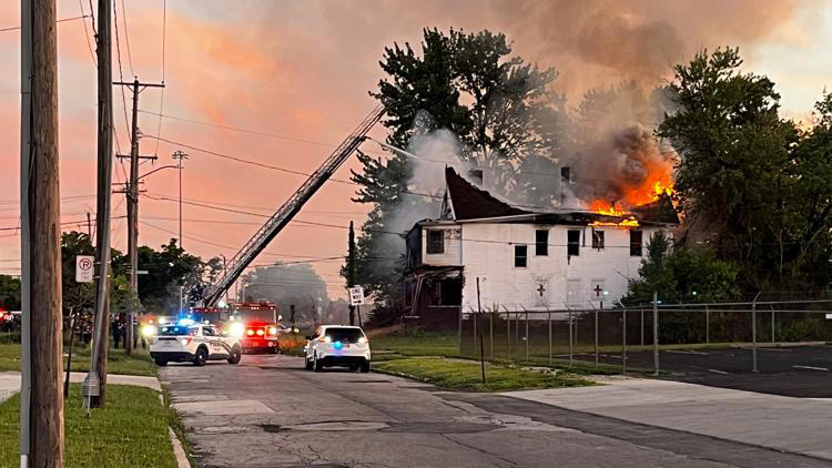 Toledo fire crews responding to building fire in Uptown