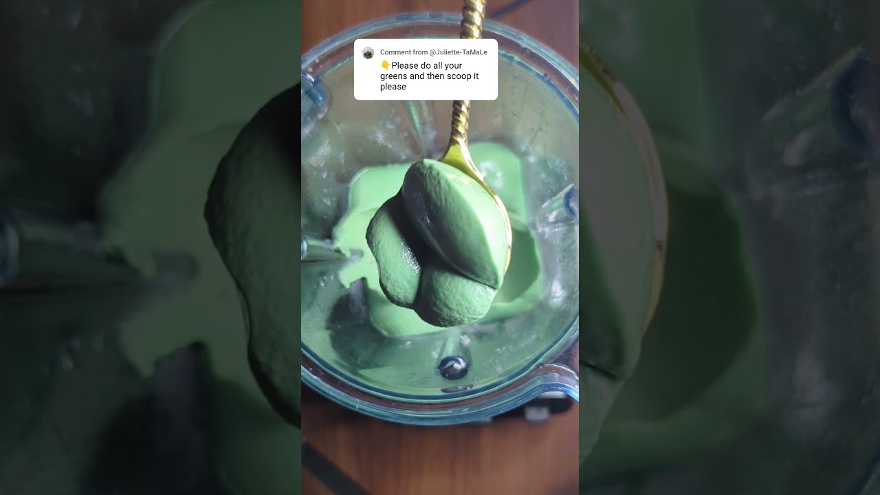 Scooping a green smoothie 💚🥄