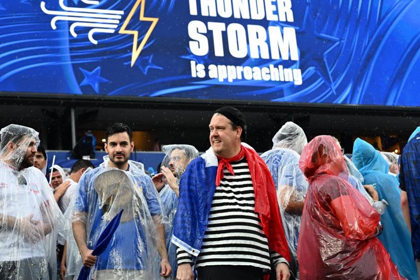 Mbappé, déluge et ponchos : la première période de France-Irak en images