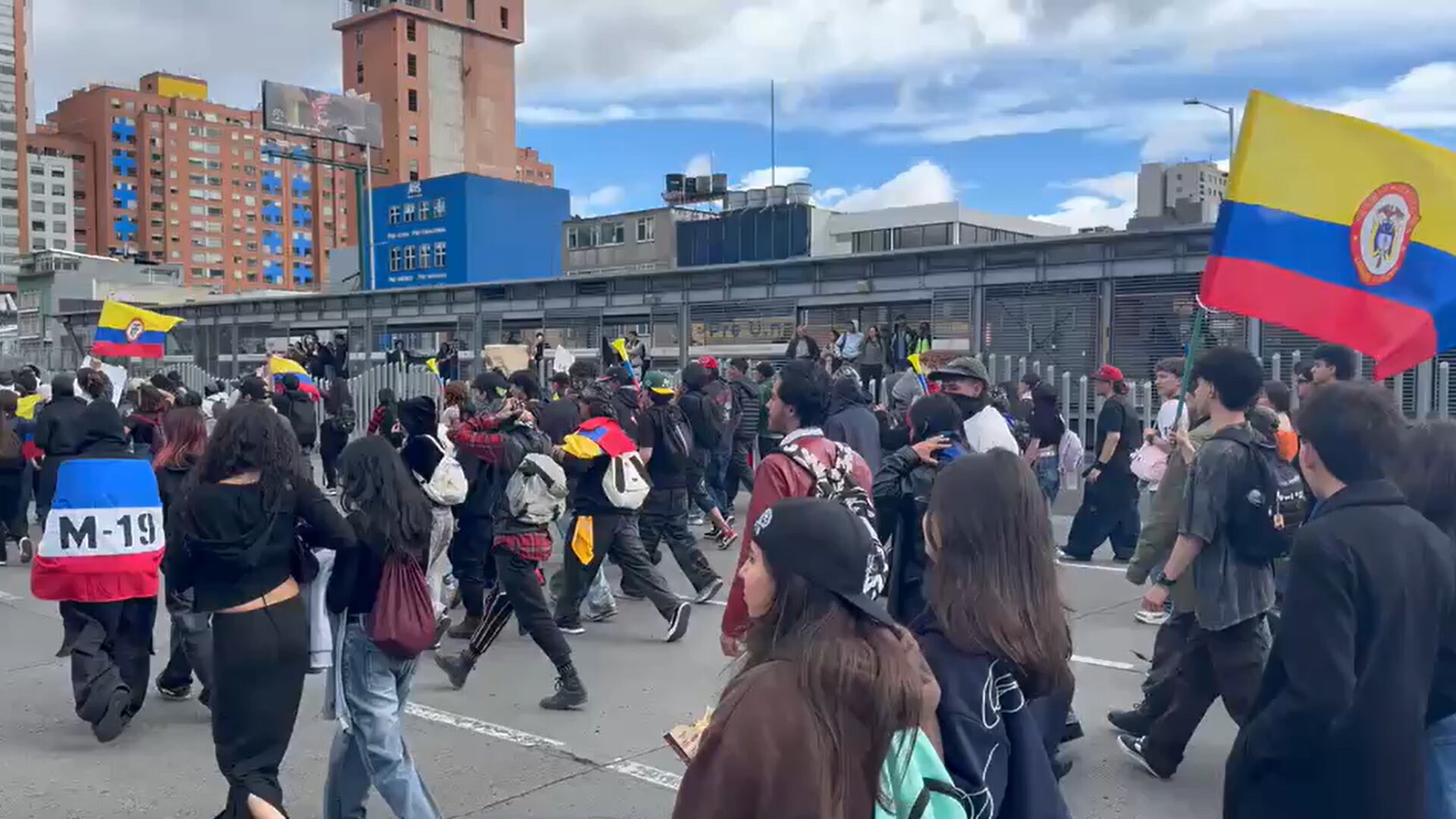 Multitud a favor de Iván Cepeda se reunen en la Plaza de Bolívar para ...