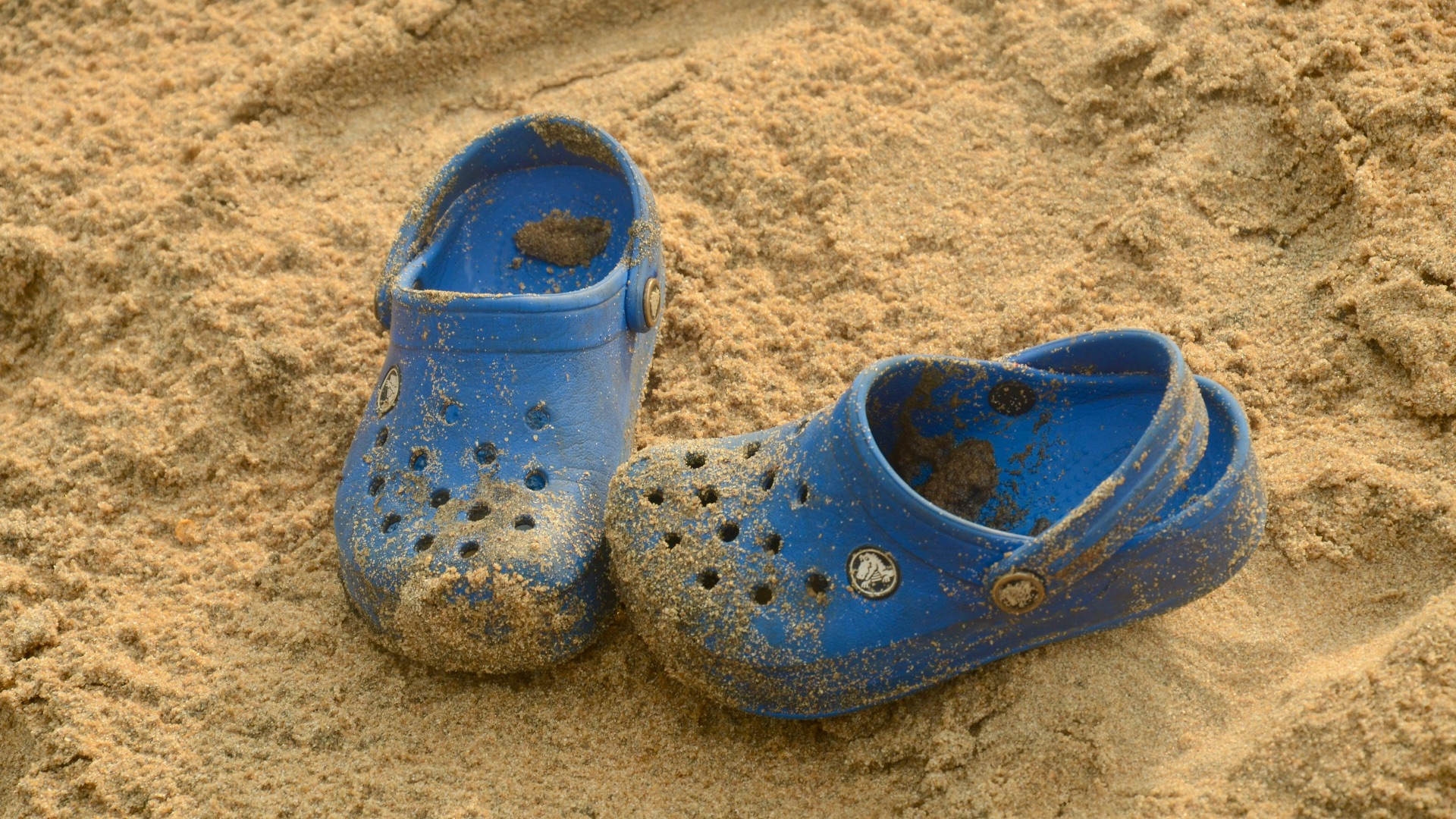 10 places you should never wear your sandals to & 10 where it's ...