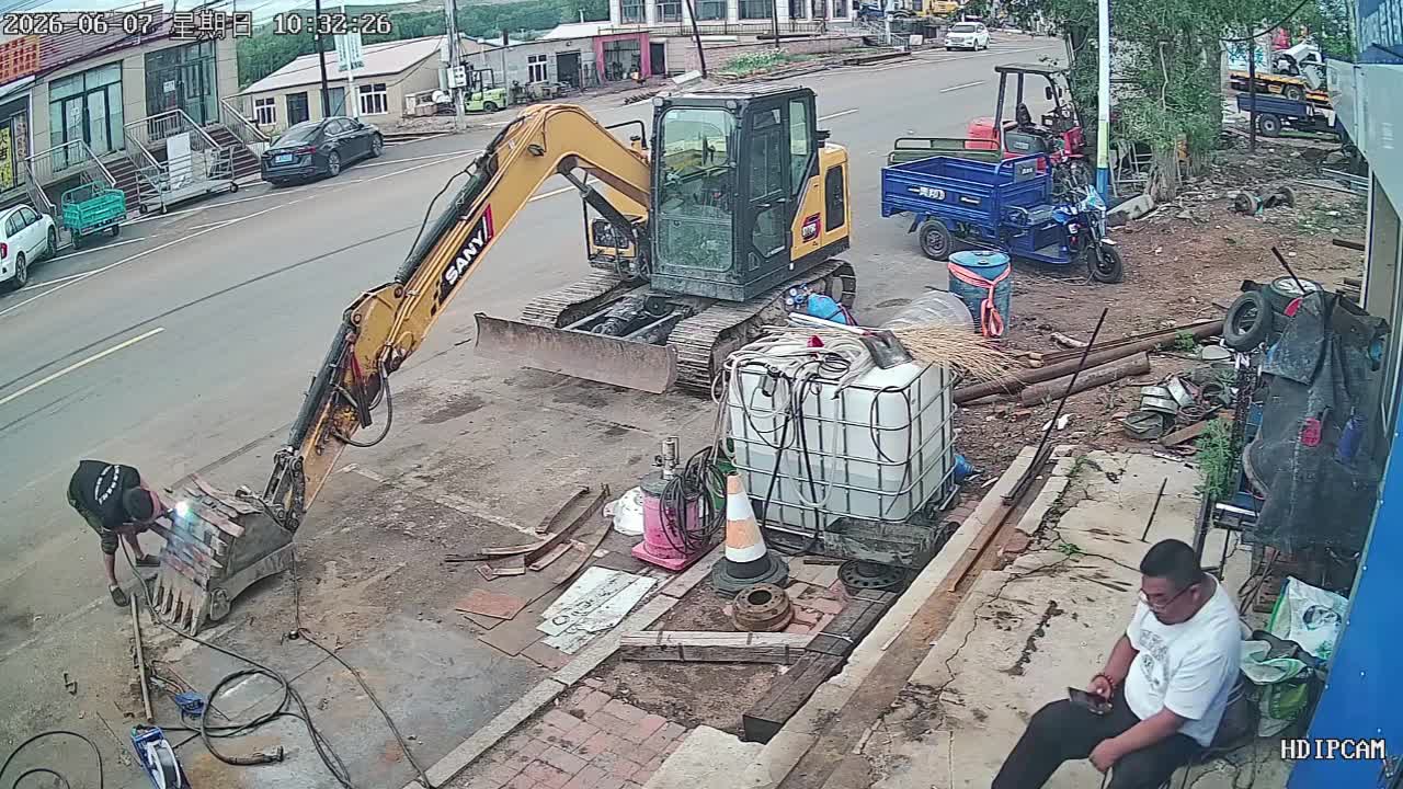 Close call as metal piece flies off during welding in Inner Mongolia, China