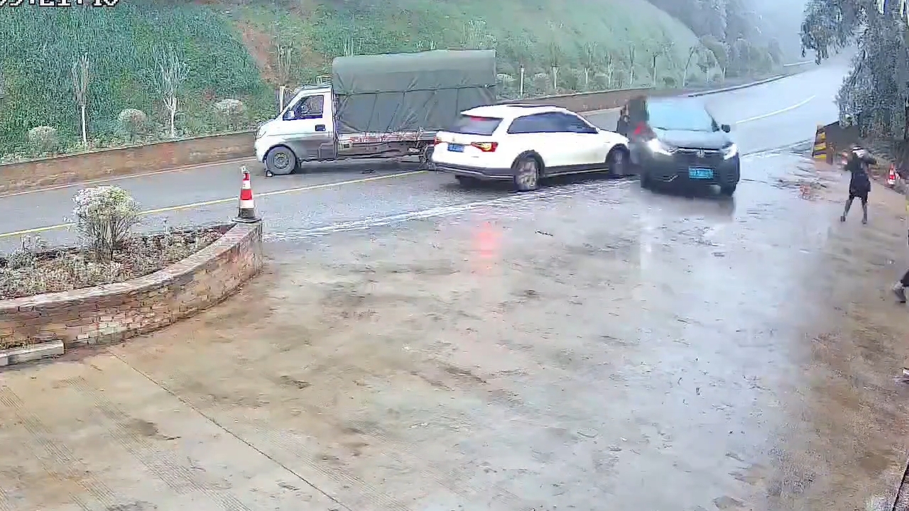 Close call on slippery Yunnan road!