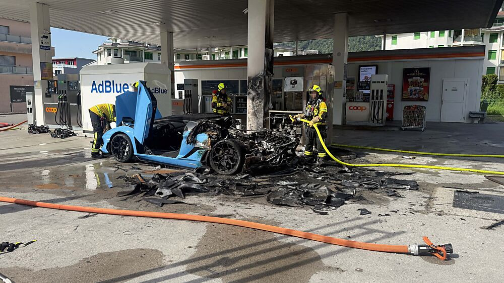 Lamborghini geht an Tankstelle in Flammen auf – 20-jähriger Fahrer verletzt
