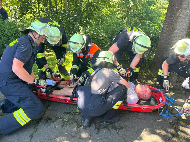 Großübung mit Brand und Unfall: 80 Einsatzkräfte bei 32 Grad im Einsatz