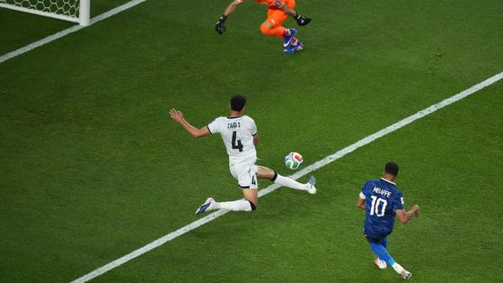 ¡Ahí viene Kylian! Infame error de Irak entrega el doblete a Mbappé ...