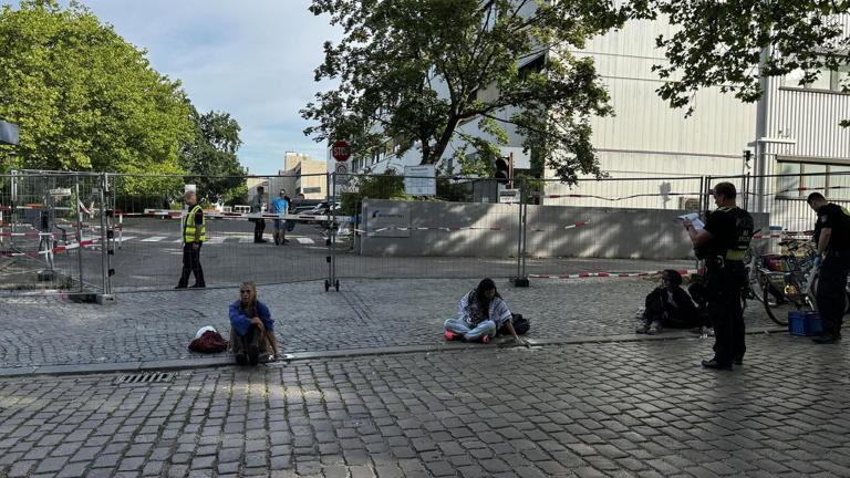 Aktivistinnen blockieren Rheinmetall-Zufahrt in Berlin – Olivenöl als ...