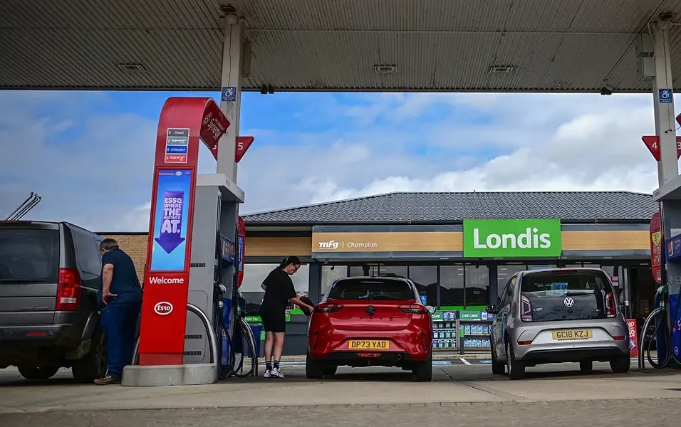 Two-car households shrink as UK drivers cut costs