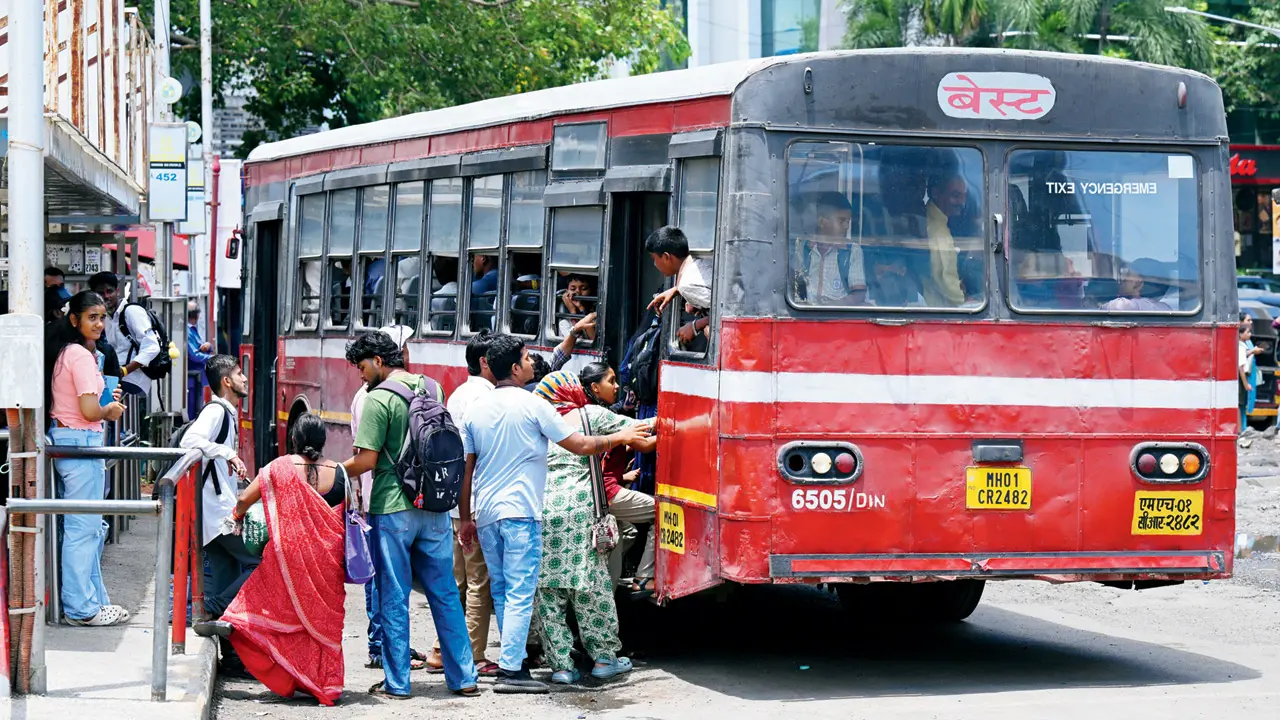 BEST bus pass holders call for three-day validity extension