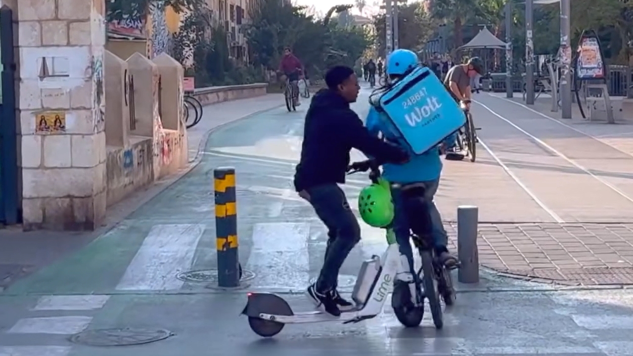 Scooter vs. bike crash in Tel Aviv!