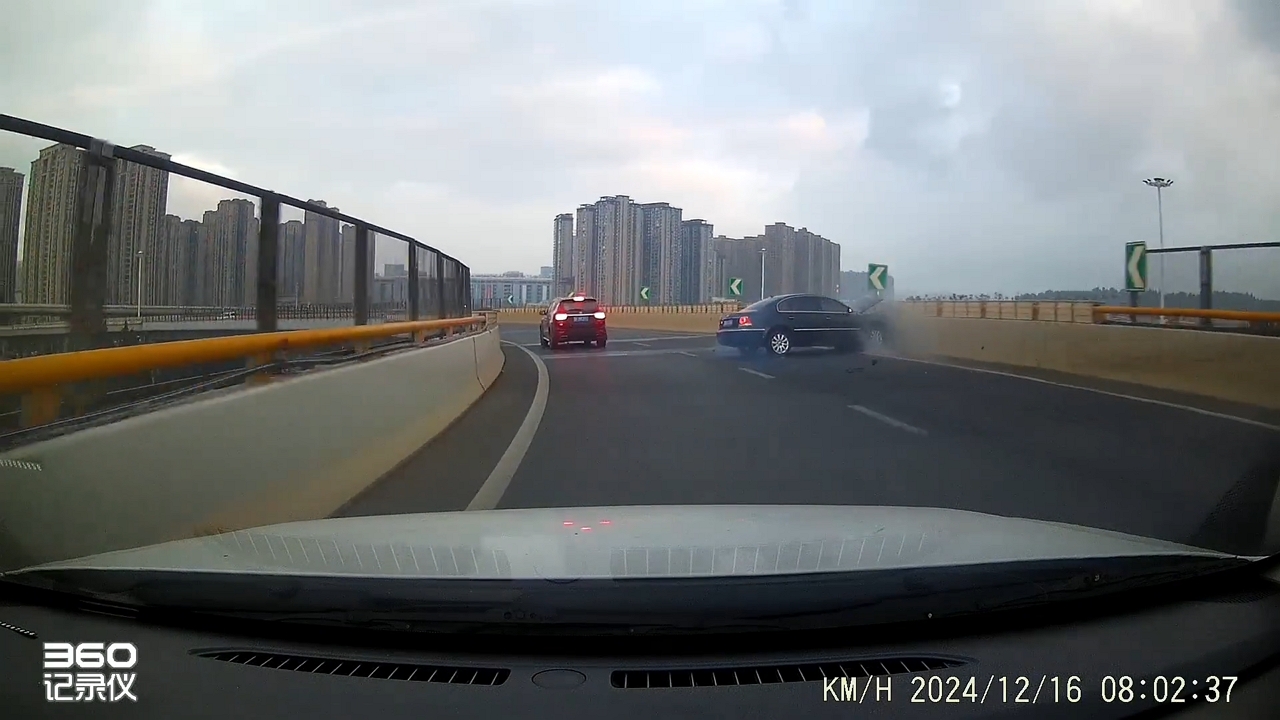 Speeding car crashes into wall in Yunnan!
