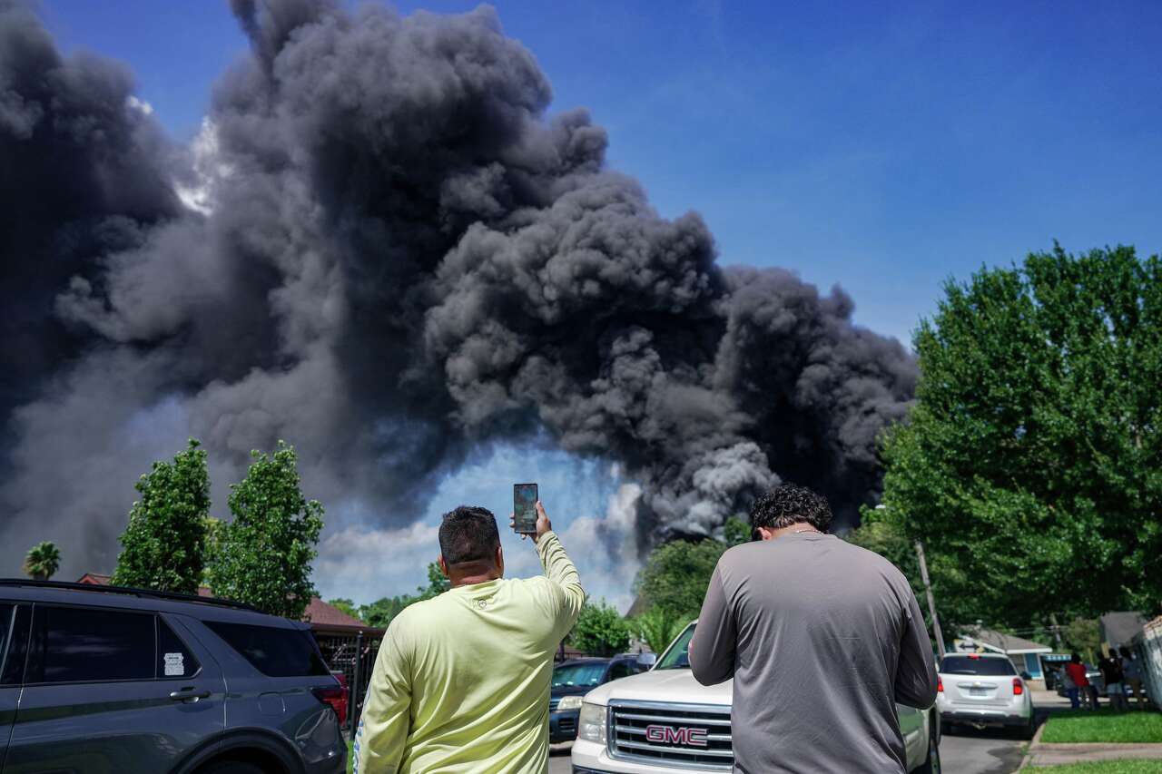 Plume of smoke seen in southeast Houston as HFD responds to tire fire