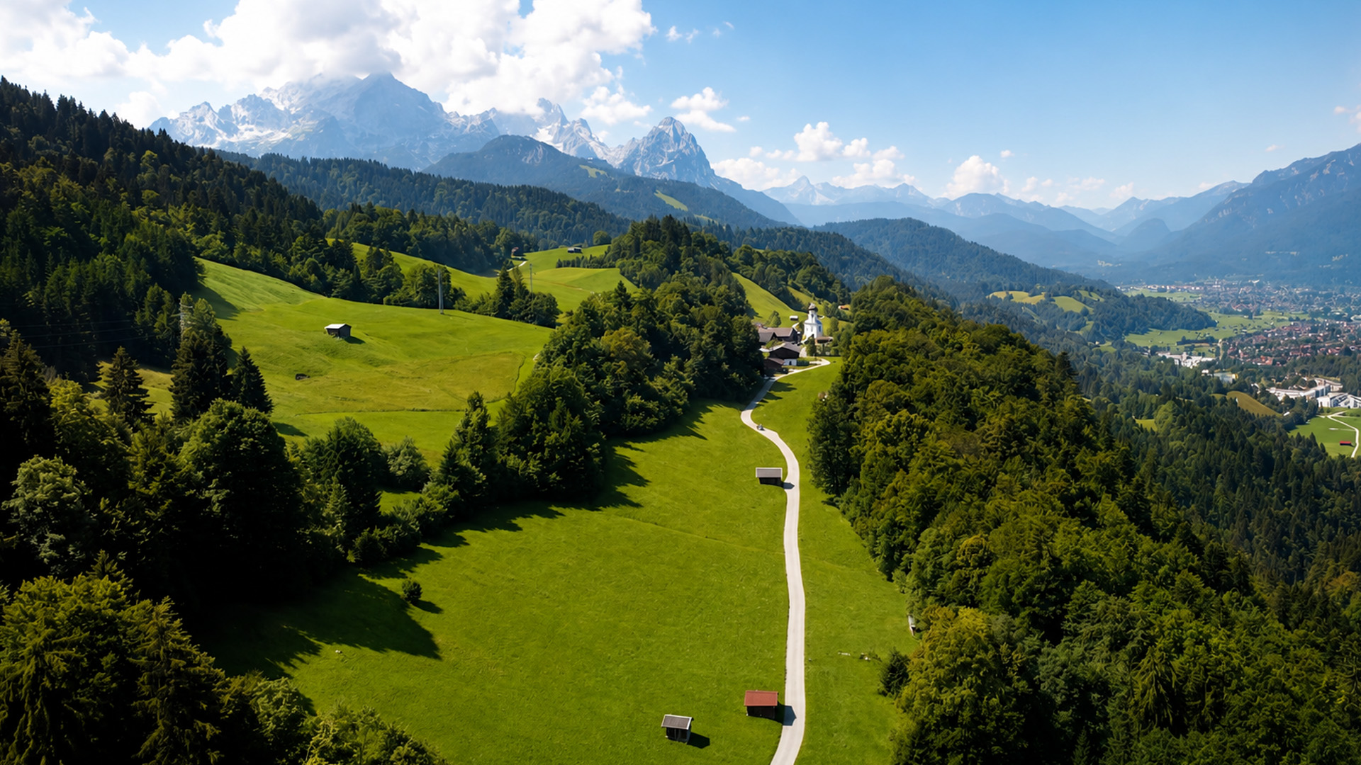 Pueblo en la ladera sobre un valle de montaña en Alemania