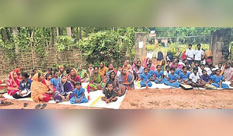 School students seek safe drinking water, stage dharna in Rasgovindpur