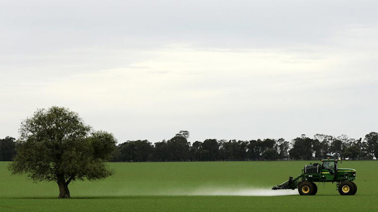 Toxic weedkiller banned in 70 countries gets green light in Australia