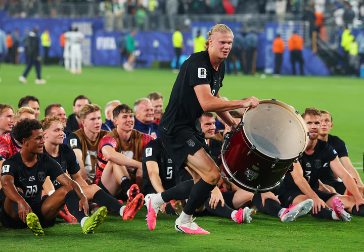 Odegaard đánh trống, Haaland dẫn đầu đội Na Uy chèo thuyền kiểu Viking