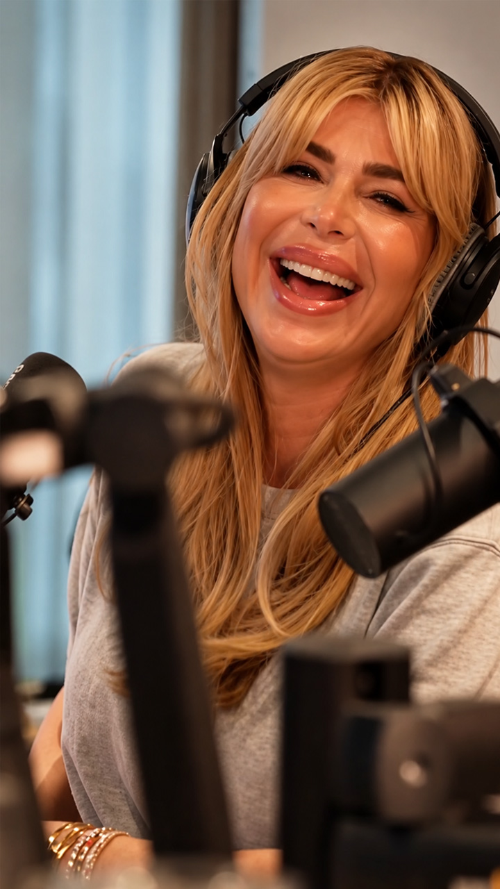 Estelle en Johnny komen met een radioshow