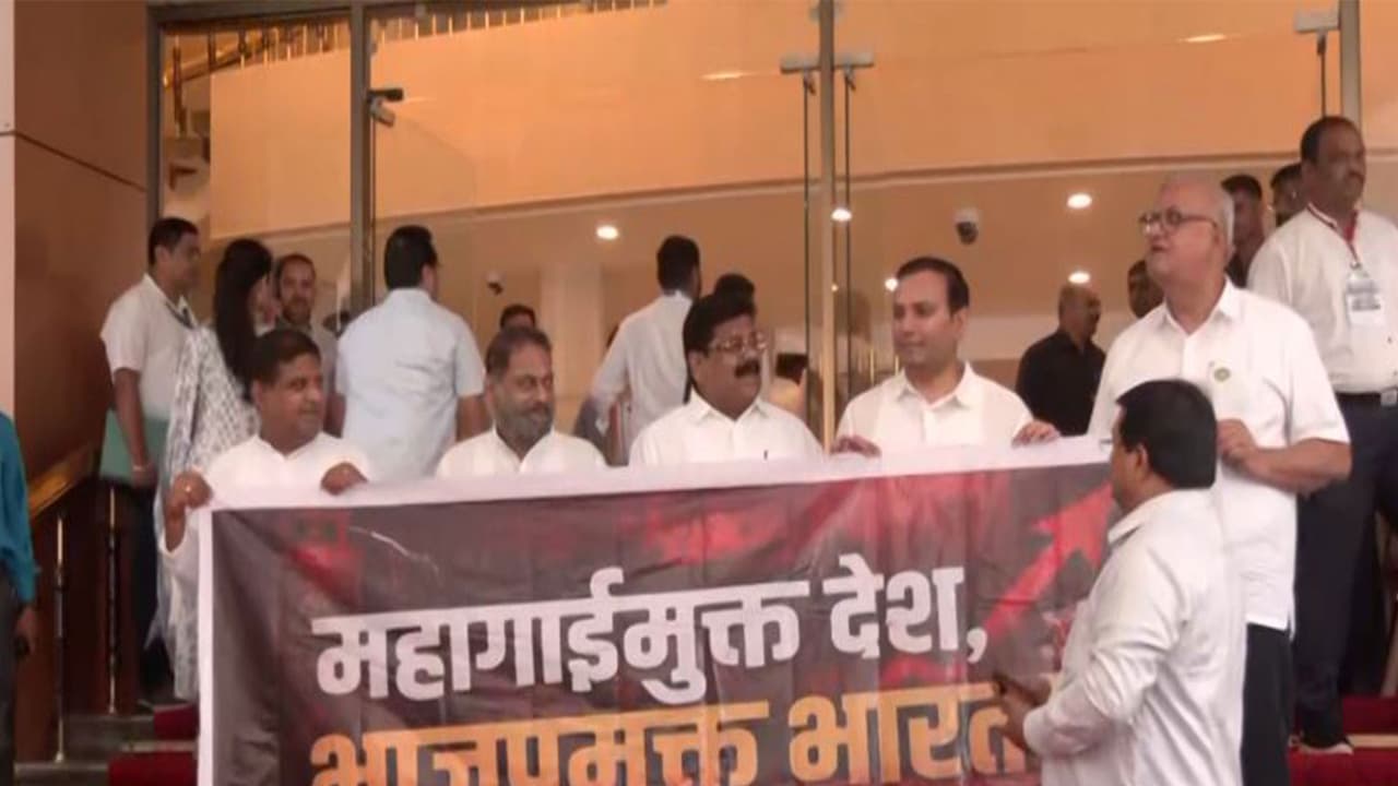 MVA leaders protest rising inflation, fuel prices in Maharashtra