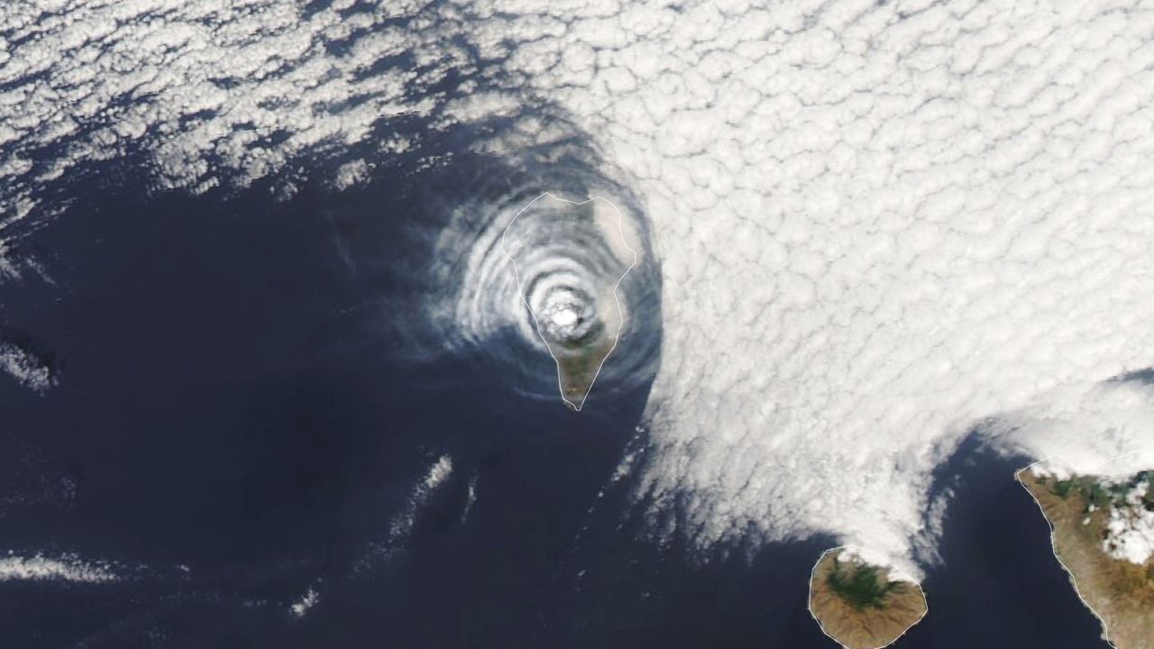 Bizarre 'bull's-eye' cloud rings appear above erupting volcano on ...